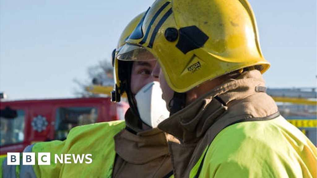 Firefighters rescue woman from Sauchie house blaze - BBC News