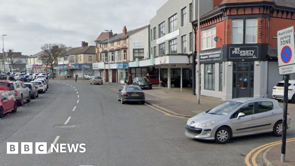 Blackpool: Attempted murder arrest over street fight - police - BBC News
