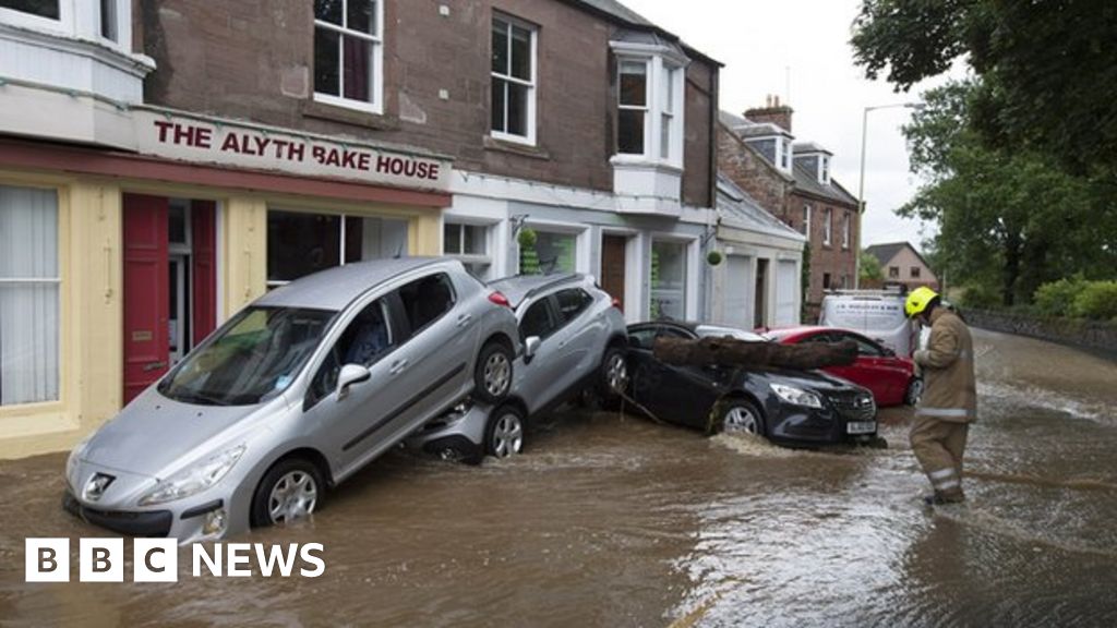 Heavy rain leads to 'serious' flooding and power cuts - BBC News