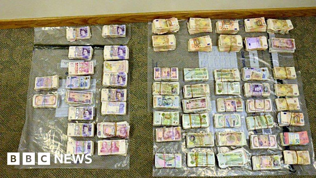 Two men charged following £400k cash find in Armagh lorry - BBC News