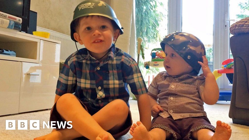 Reading bedtime stories while on duty - BBC News