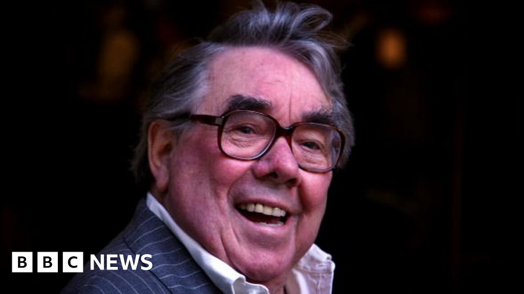Ronnie Corbett: Friends and stars pay tribute - BBC News
