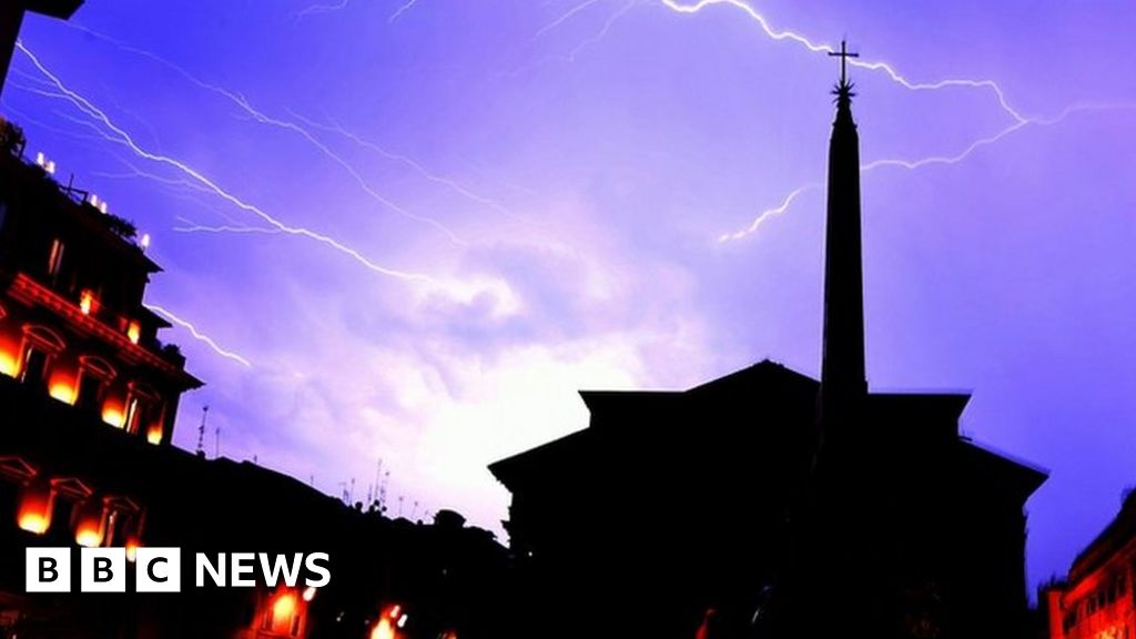 In pictures: Rome suffers freak hailstorm and flooding - BBC News