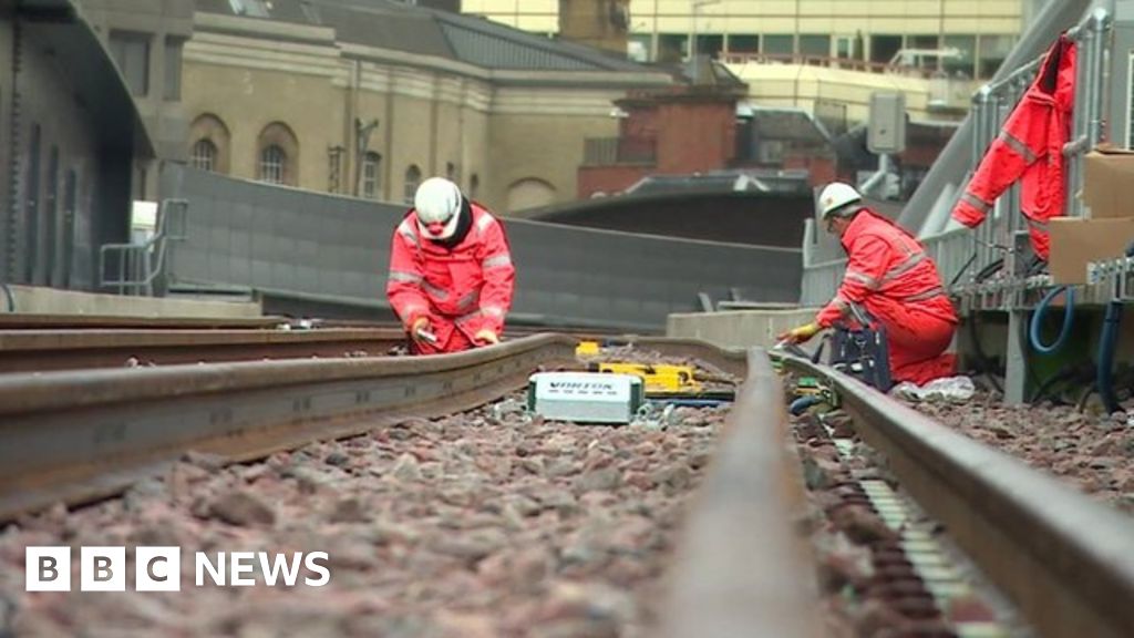 Network Rail carrying out 500 projects during the festive season - BBC News