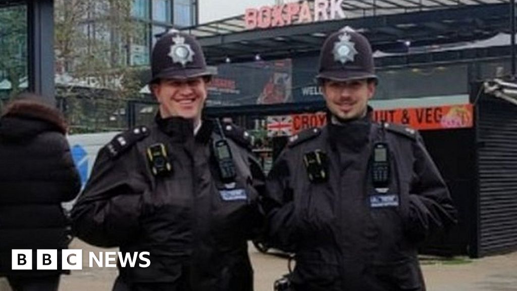 On patrol with the PCs trying to make Croydon safer - BBC News