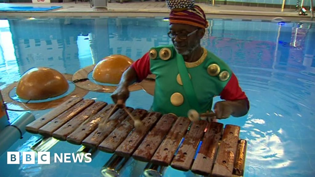 Splish Splash: New children's show immerses audience in water - BBC News