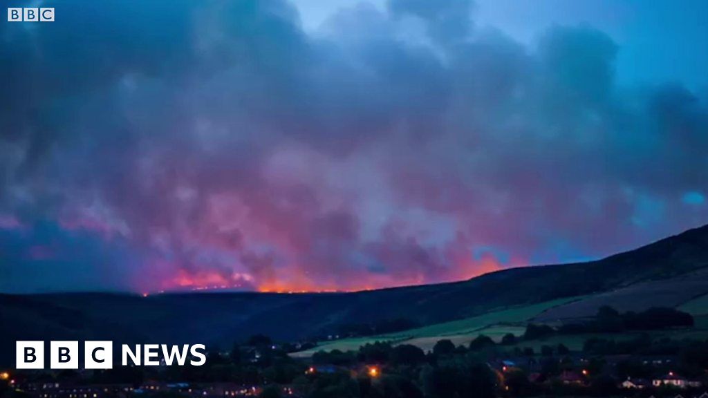 Saddleworth Moor fire: Timelapse shows flames spreading - BBC News