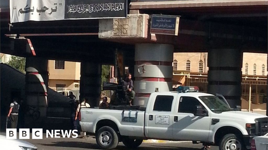 IS 'hunts men for raising Iraqi flag in Mosul'' - BBC News