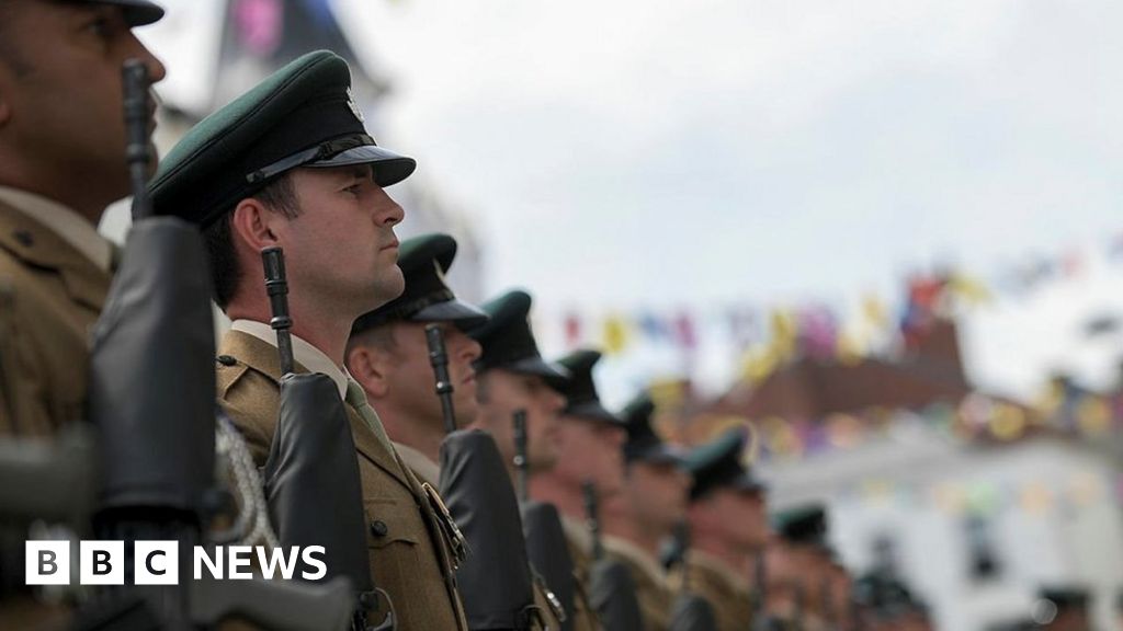 Army parade in Devon to celebrate English Riviera links - BBC News