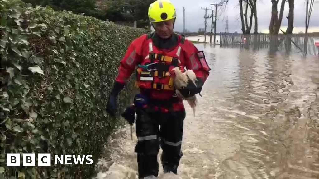 River Aire floods: Homes evacuated in Snaith - BBC News