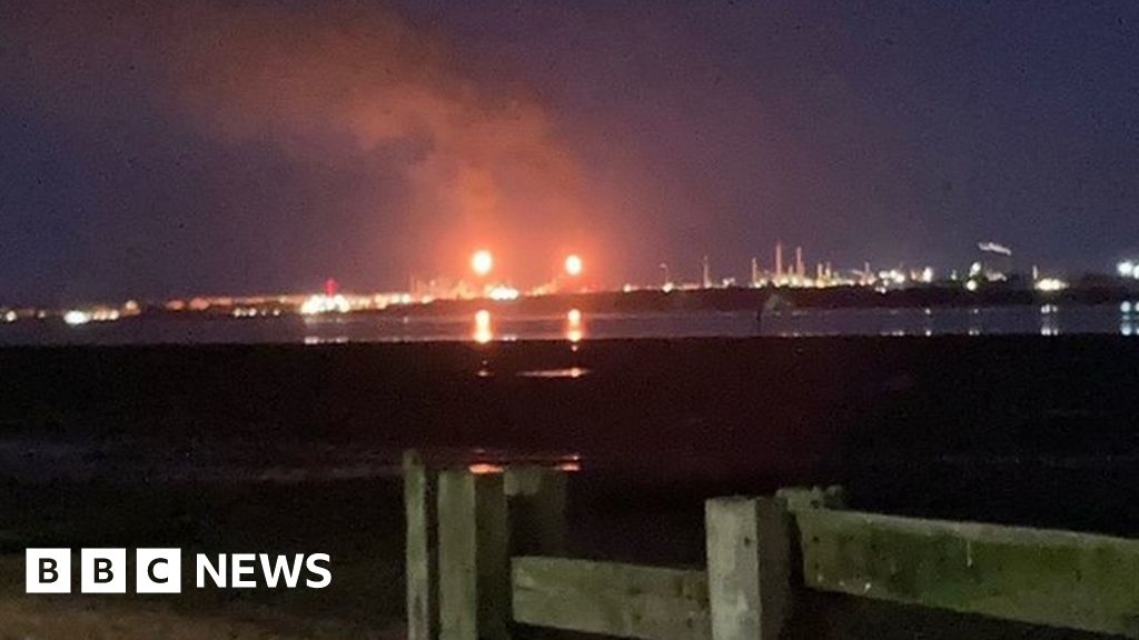 Fawley oil refinery apologises for noisy overnight flares - BBC News