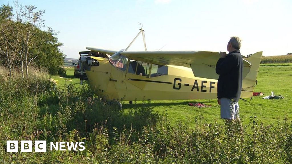 Pilot lands plane after propeller falls off at 2,000ft - BBC News