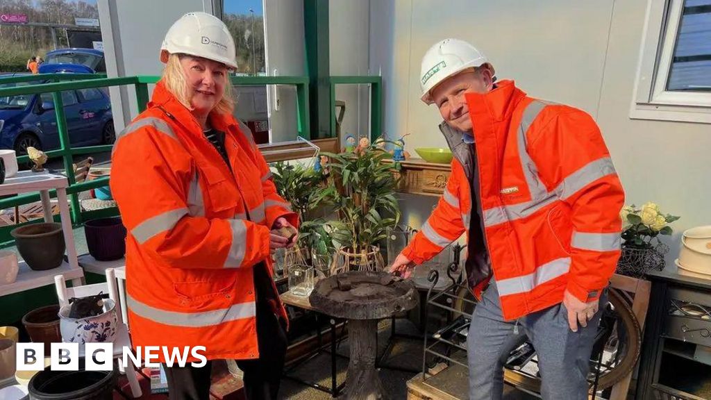 Derbyshire tips to reduce opening hours - BBC News