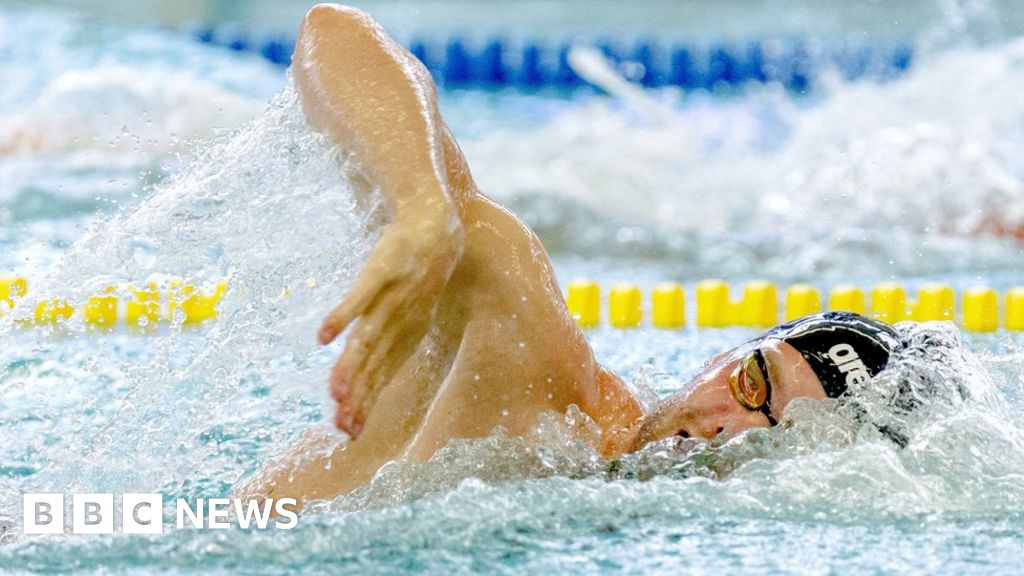 Russia: Football stadium hosts swimming championships - BBC News