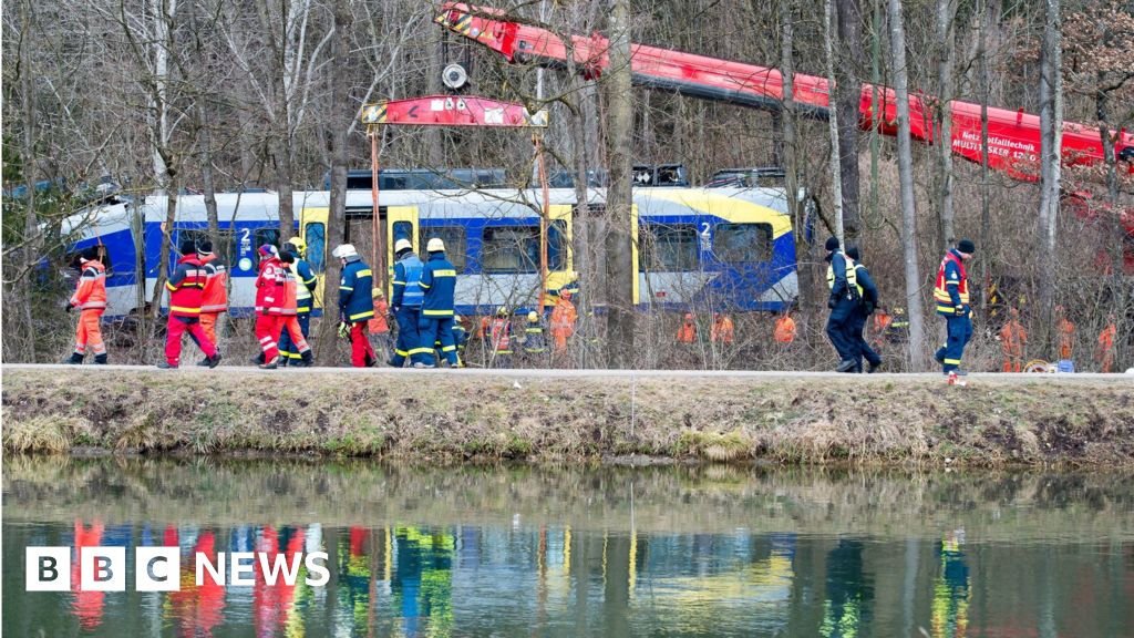 Germany train crash: Death toll rises to 11 - BBC News