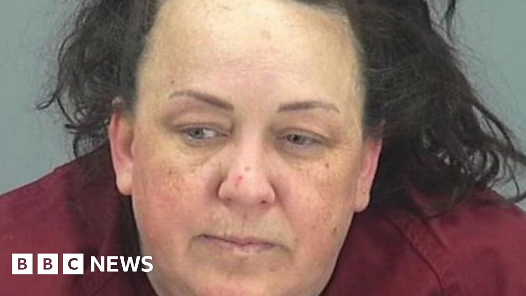 US mum 'abused kids who performed on family YouTube channel' - BBC News
