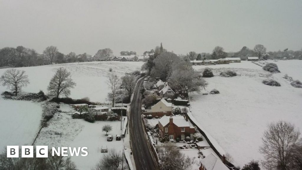 Drone footage captures rural Berkshire village carpeted in snow - BBC News
