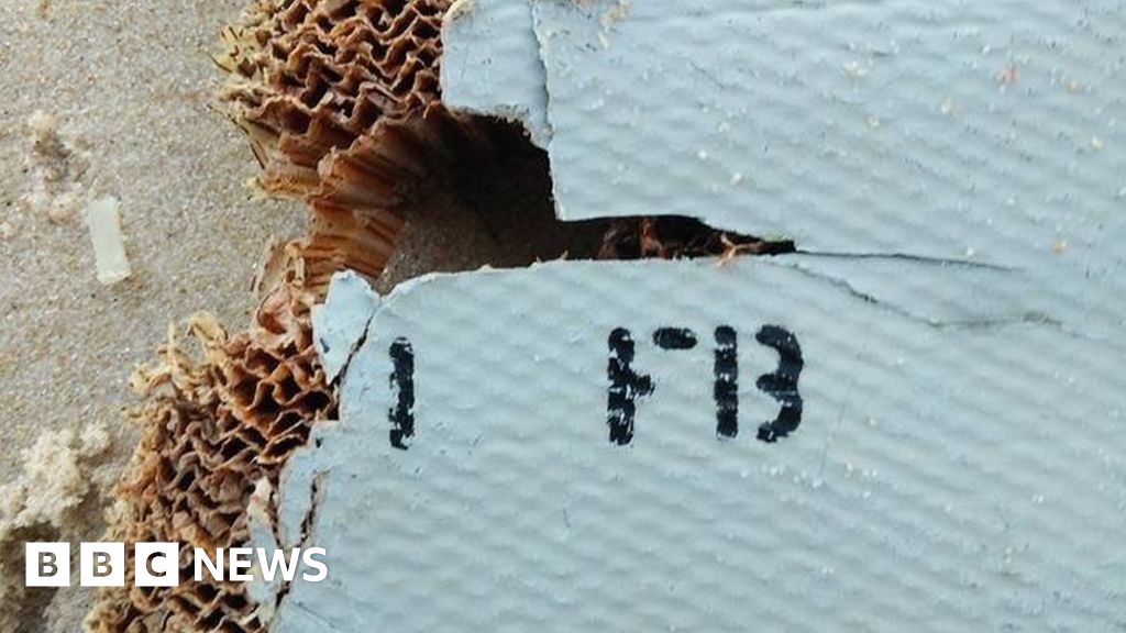 MH370 search: New debris found on Madagascar beach - BBC News