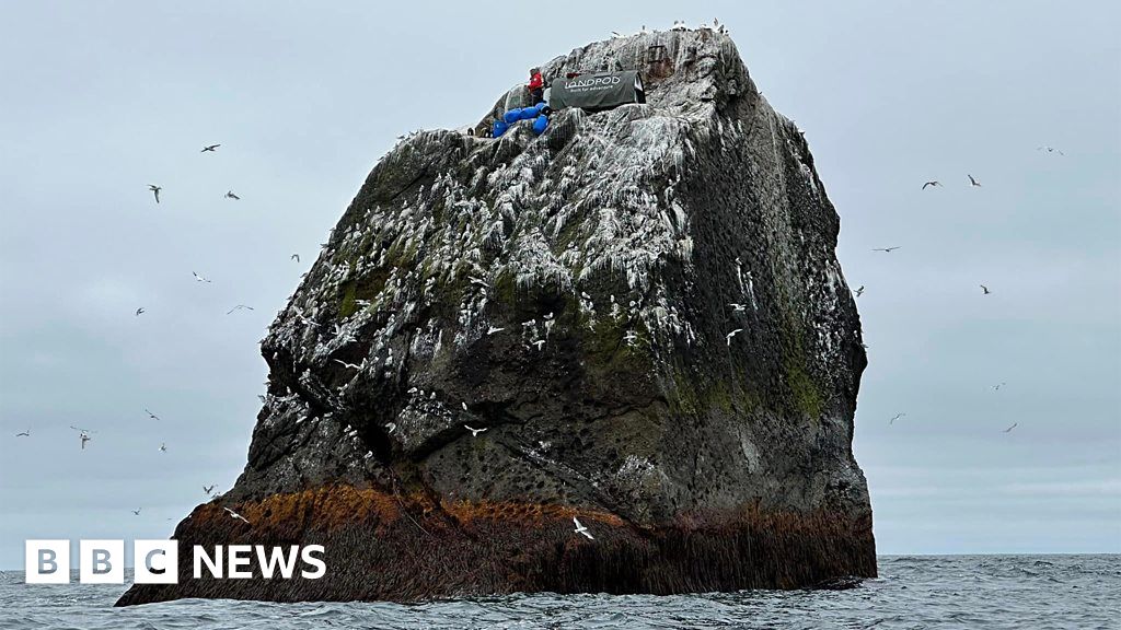 Rockall: The man spending 60 days on uninhabitable island - BBC News