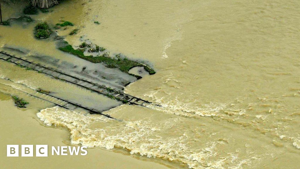 India students drown during river selfie - BBC News