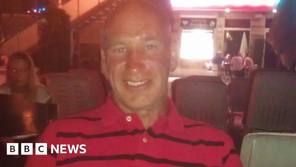 Michael Freshwater death: Photo released in murder hunt - BBC News