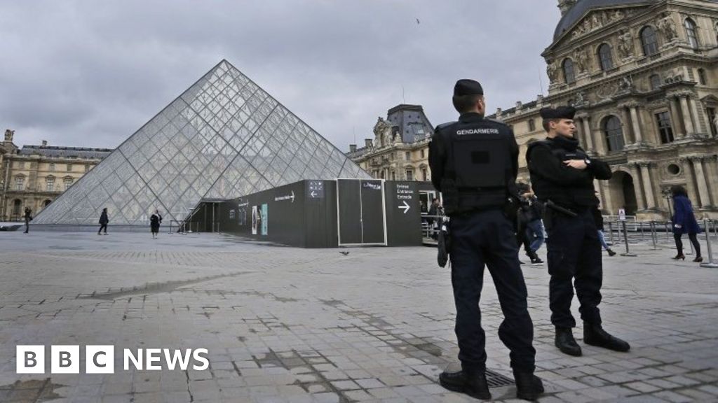 Paris attacks: France mobilises 115,000 security personnel - BBC News