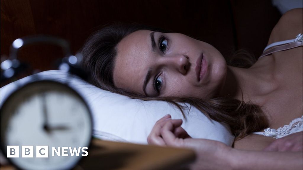 Why reducing sleep makes you hungry - BBC News