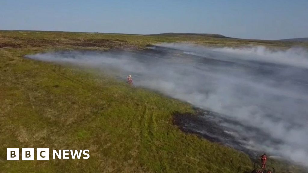 Marsden Moor fire: Public urged to stay away from scene - BBC News