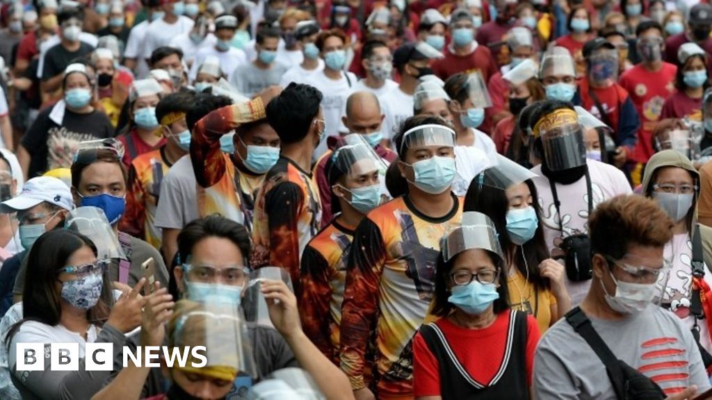 Philippines: Thousands attend Manila mass people told to avoid - BBC News
