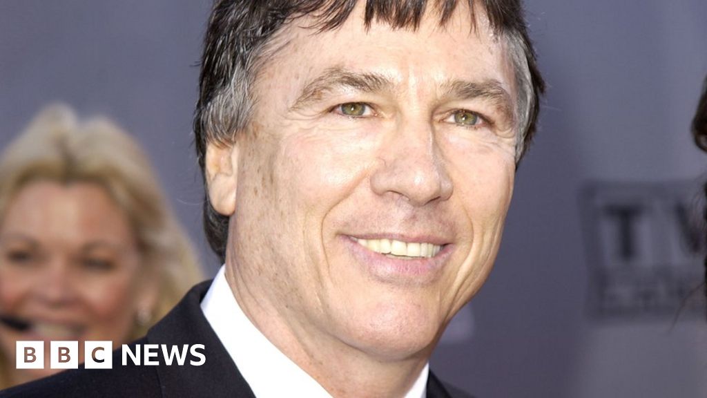 Battlestar Galactica star Richard Hatch dies aged 71 - BBC News