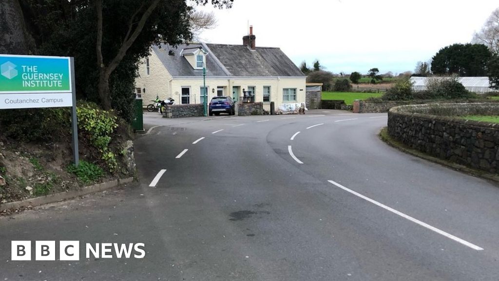 Guernsey driver, 87, dies after crashing into wall - BBC News