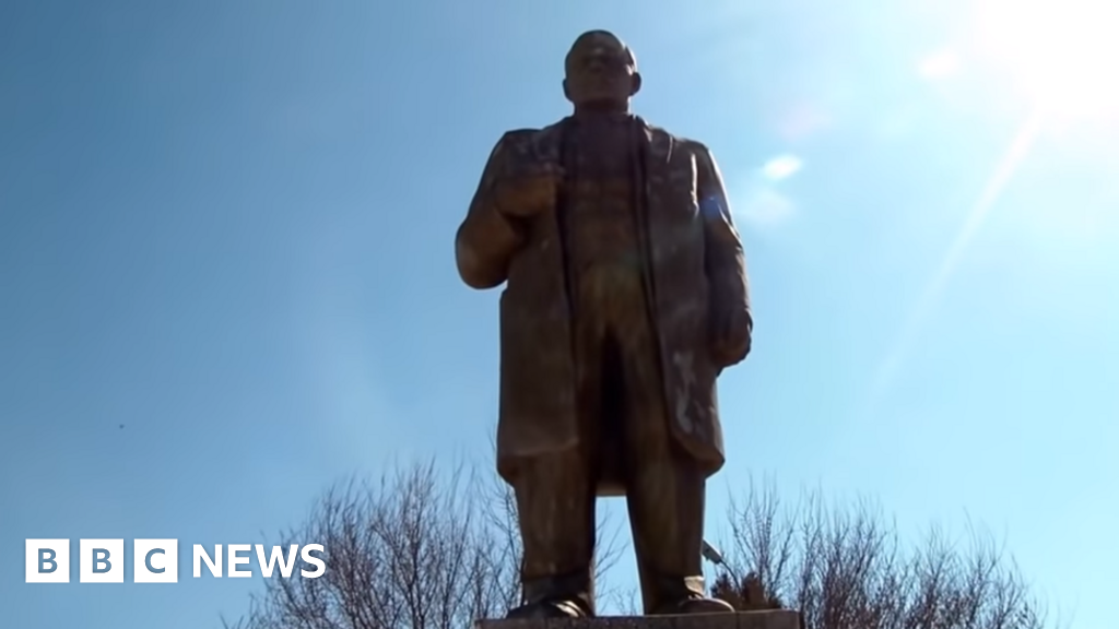 Tajik mosques repair Lenin statue