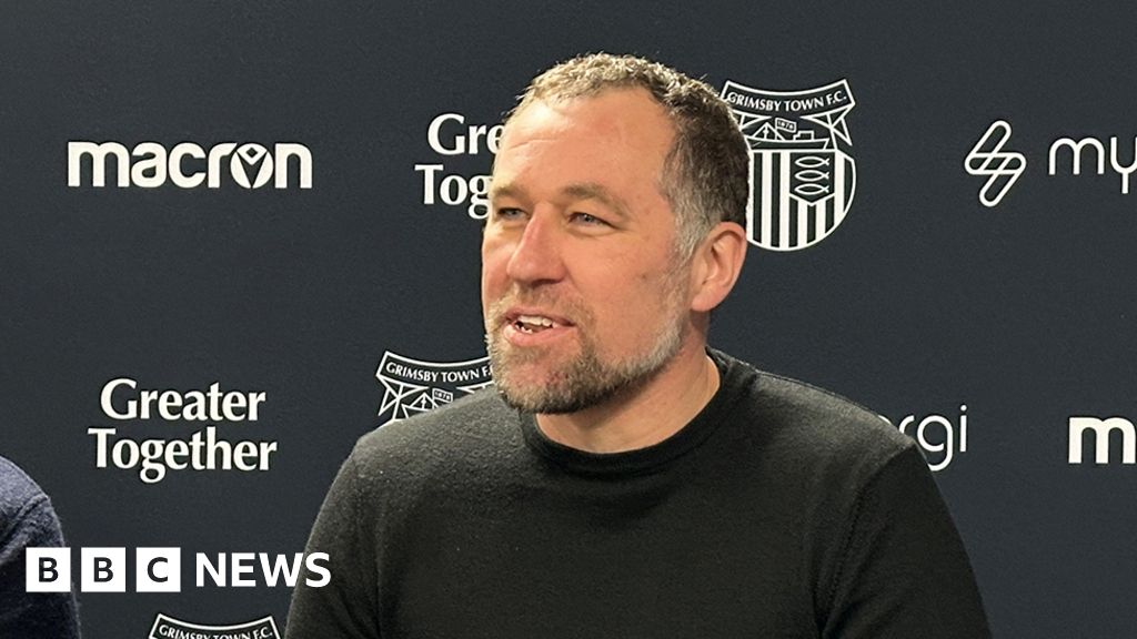 Grimsby Town manager thanks fans and club after father's death - BBC News