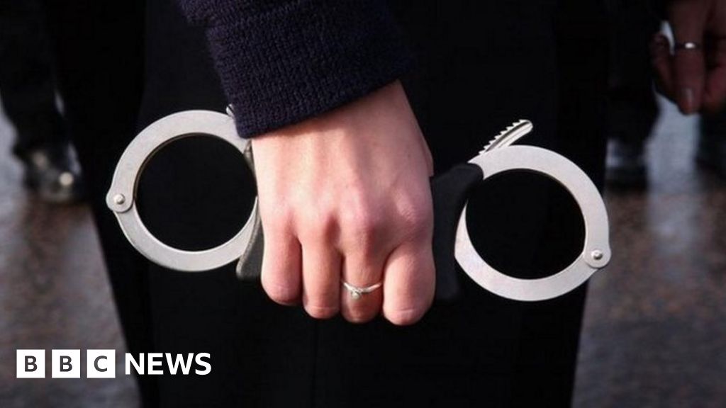 Jail term for £150,000 cocaine courier Shaun Lang - BBC News