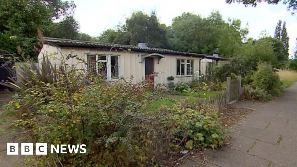 Charity steps in to save Birmingham's post-WW2 prefabs - BBC News