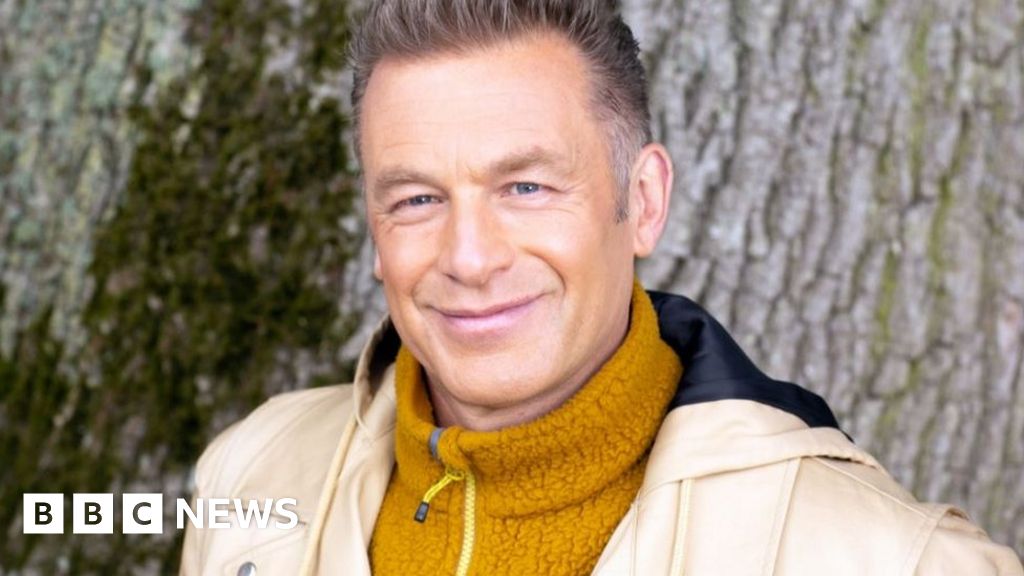 Chris Packham: Wildlife expert backs Hoylake beach rewilding - BBC News