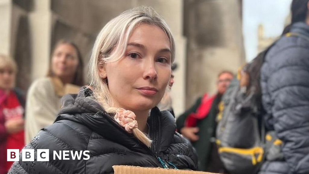 Protest held over state of Bristol's housing - BBC News