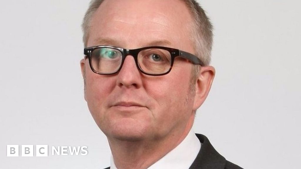 Ian Austin: Labour MP faces action after anti-Semitism code row - BBC News