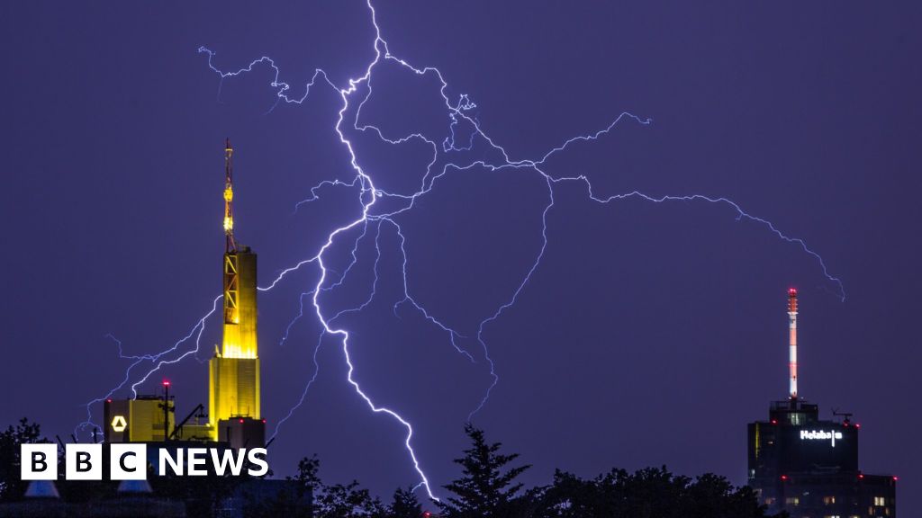 How much do you know about lightning? - BBC News