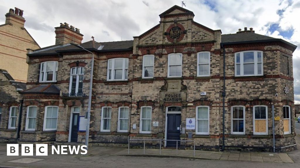 Unused Hull police station to be sold to schools academy - BBC News
