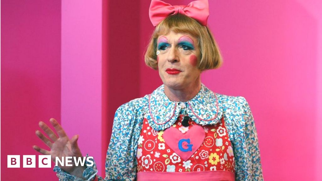 Grayson Perry makes Scottish debut at art festival - BBC News