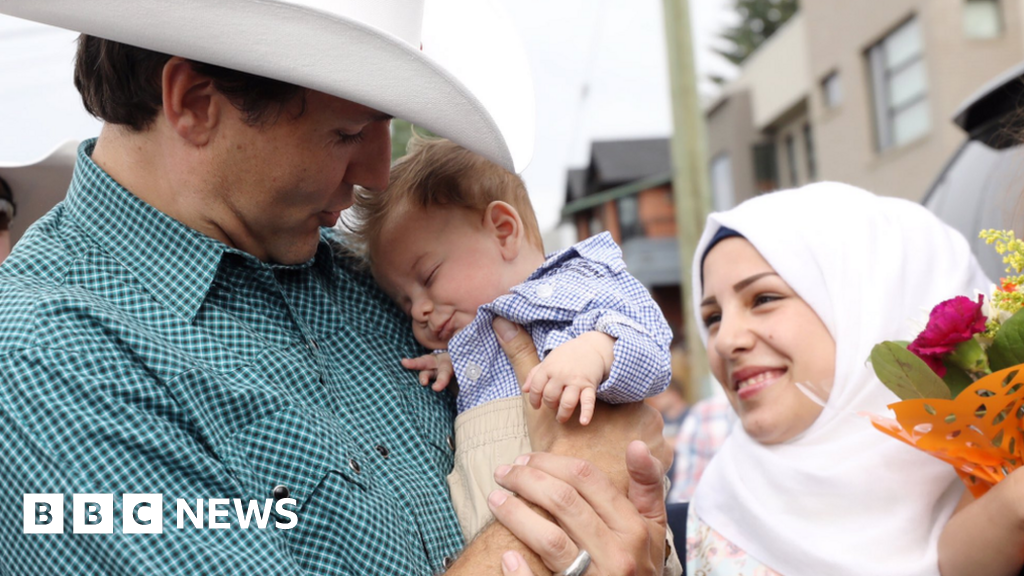 Baby Justin Trudeau meets Canada's prime minister - BBC News