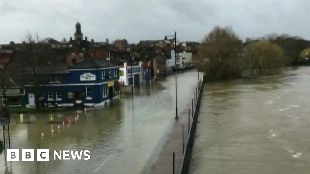 Shrewsbury floods as Severn swells - BBC News