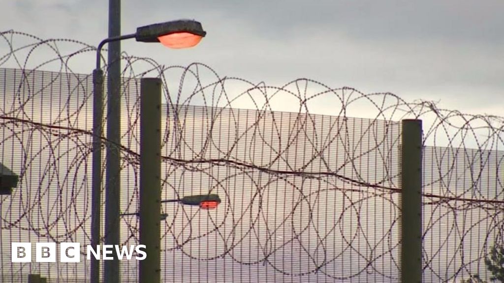 Ex-officer 'fears for' staff at Erlestoke prison - BBC News