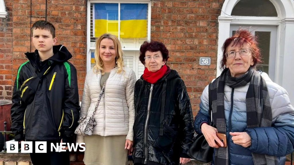 Ukraine: Host families in Shrewsbury unite on social media - BBC News