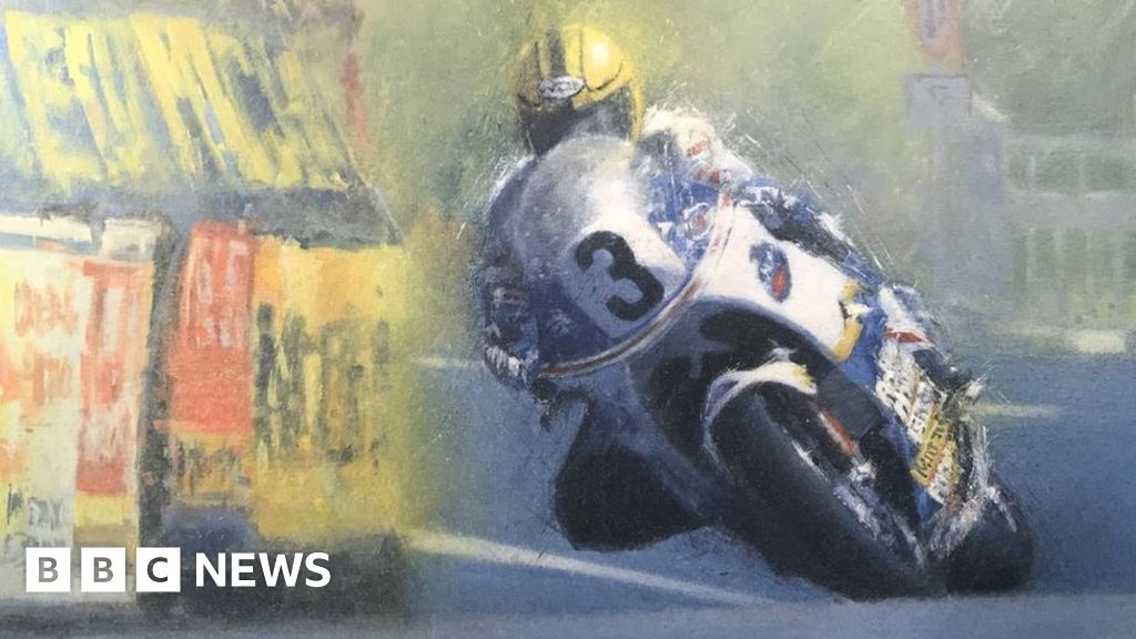 Isle of Man TT races captured on canvas in new exhibition - BBC News