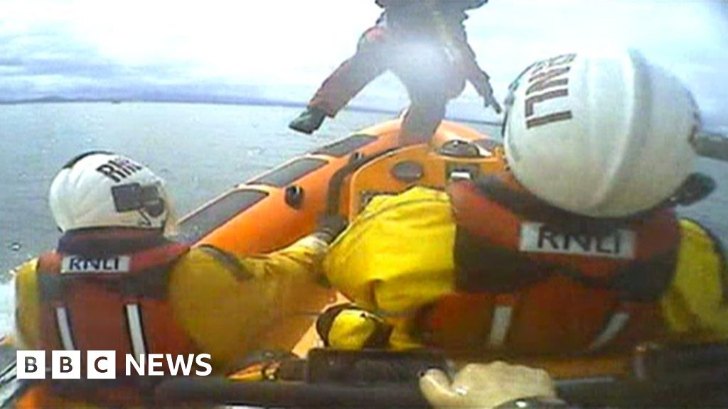 RNLI saved 29 lives in Scottish waters in 2015 - BBC News
