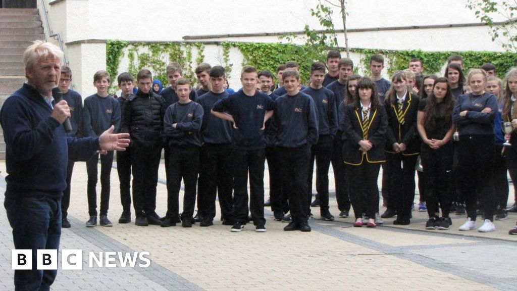 Scotland boss Strachan meets Lewis school's winning teams - BBC News