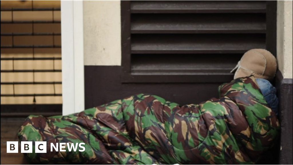 Police warn 'beggars' to leave Stoke-on-Trent city centre - BBC News