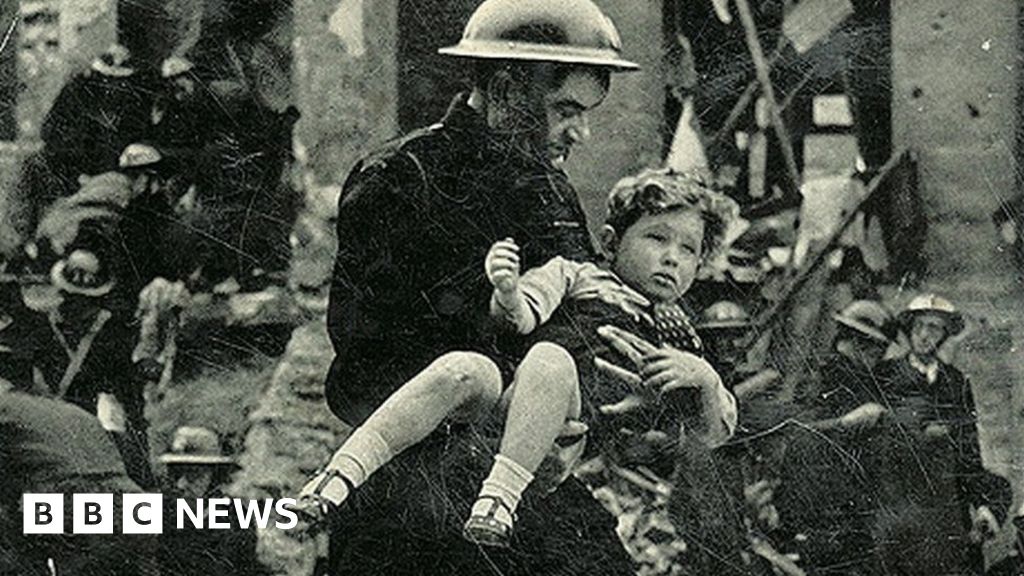 Services remember Clydebank blitz on 75th anniversary - BBC News
